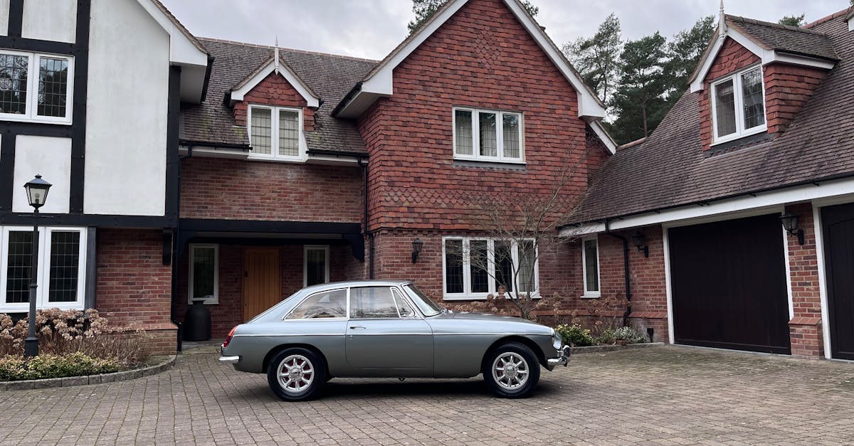 Comment associer un ascot et une cravate : guide des différences et styles