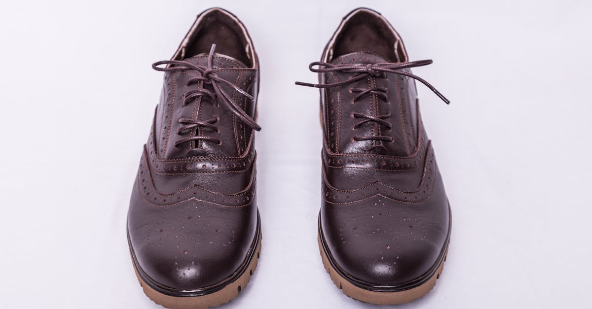 Tout savoir sur les chaussures derby et blucher